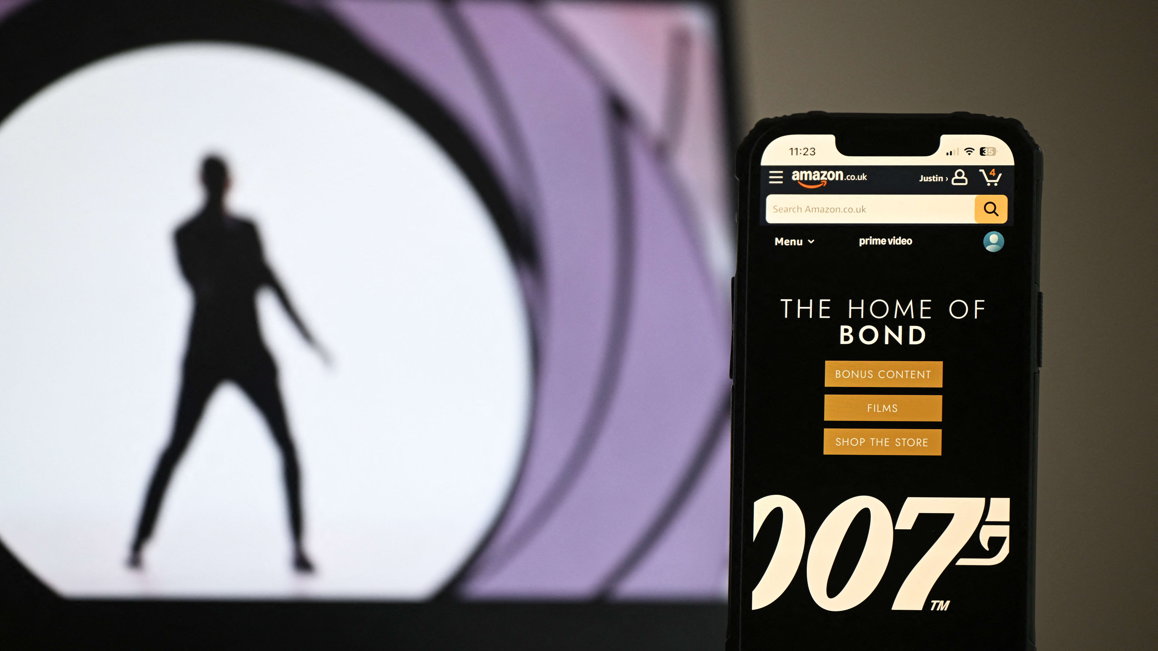 Callum Turner, the New James Bond? Actor With Famous Girlfriend Is ...