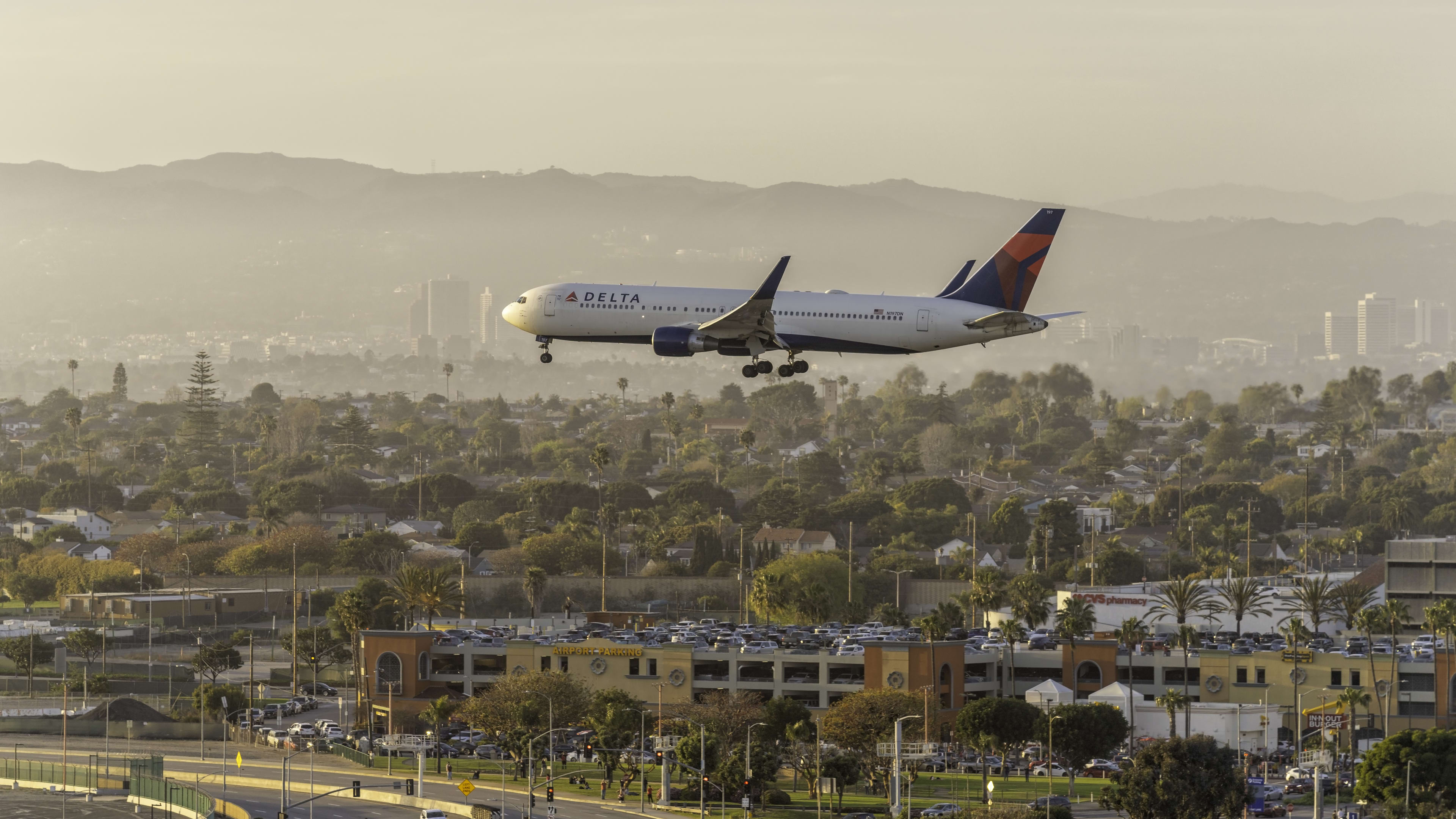 Delta Passenger Sentenced to Prison After Violent Mid-Air Fit - Men's ...