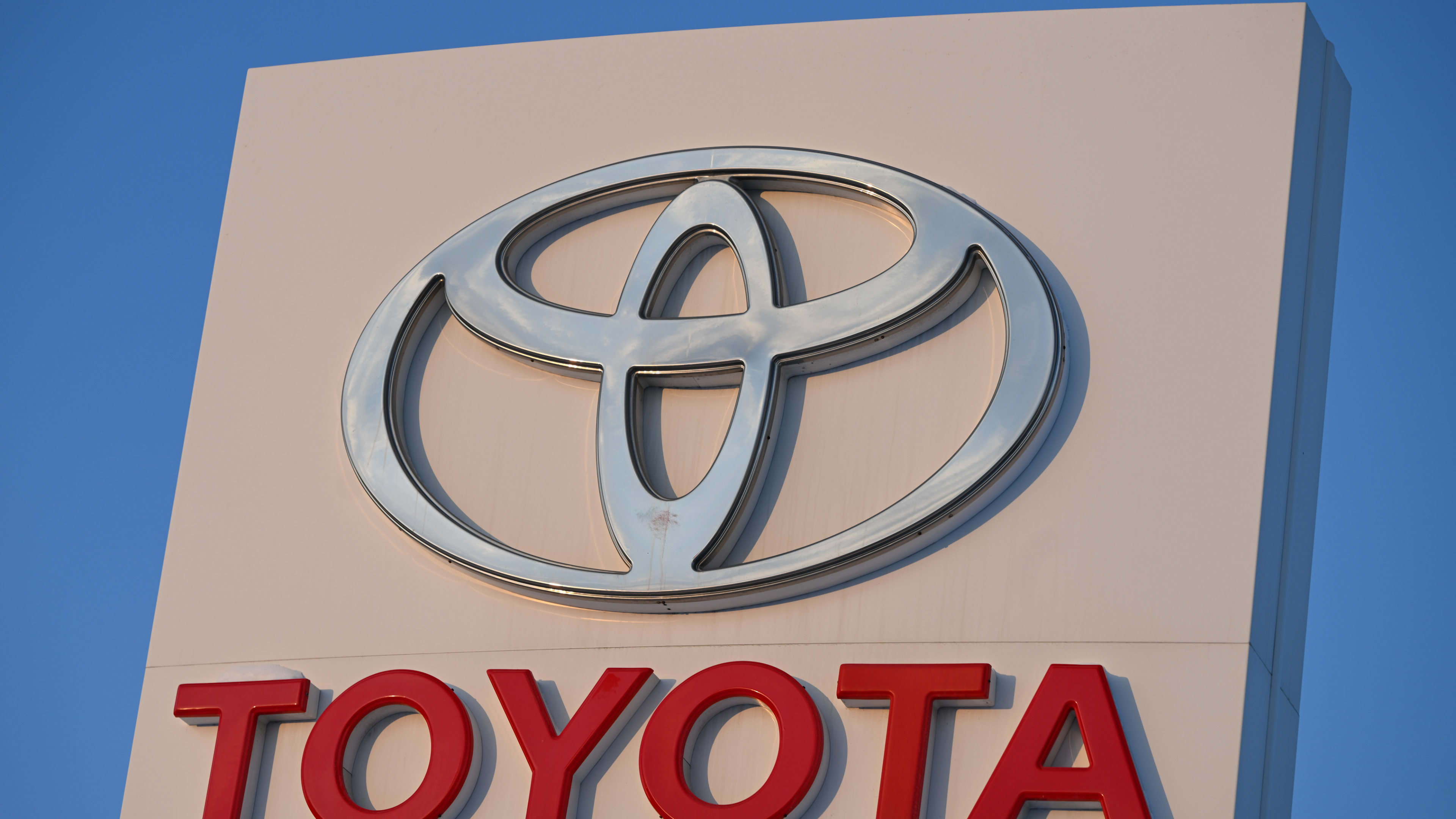 Toyota Safety Recall Impacts Over 160,000 Trucks - Men's Journal