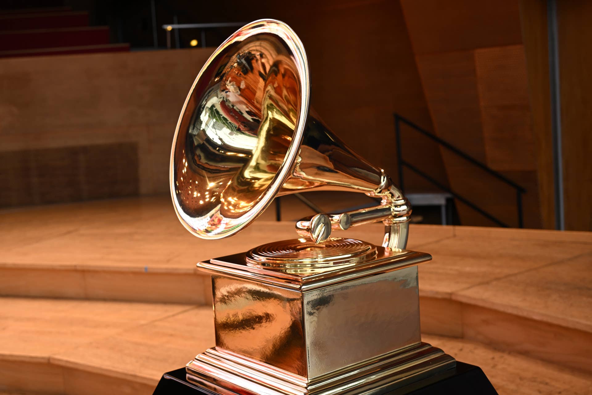 Grammys Right a Wrong and Finally give Eve Trophy - Men's Journal