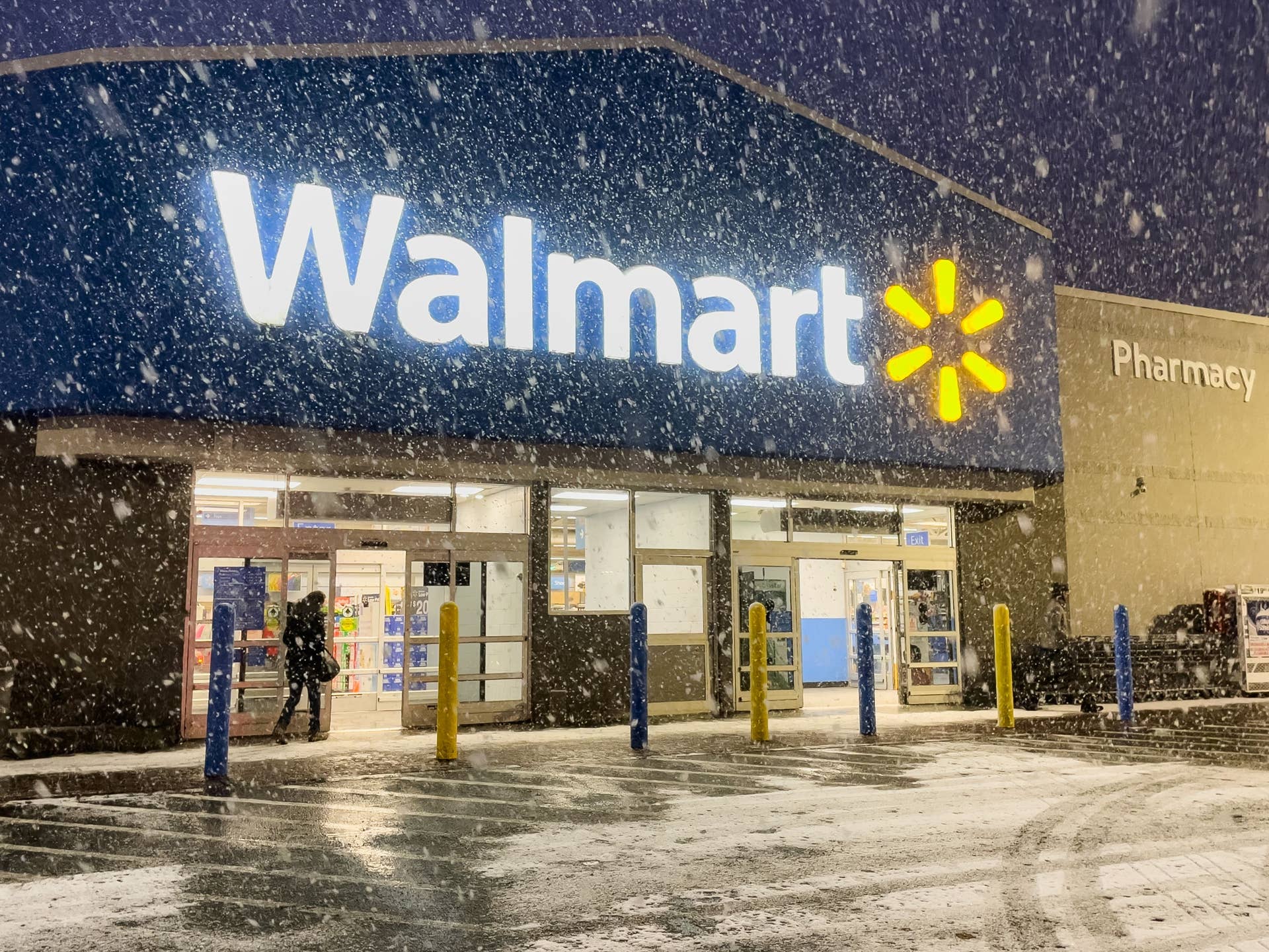 Walmart’s Bestselling Winter Gloves Are Just $20 Right Now - Men's Journal
