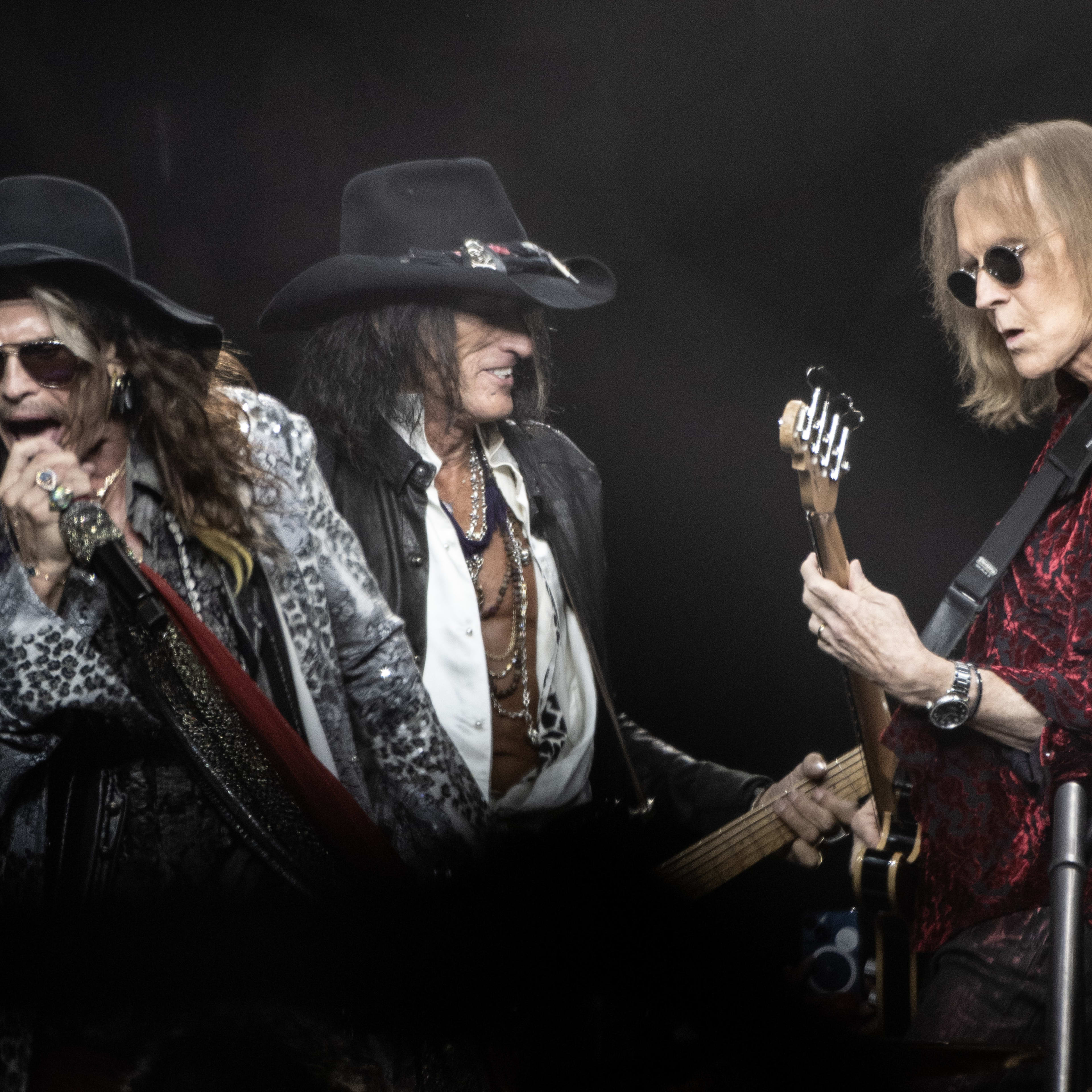 Aerosmith's Steven Tyler Performs Despite Vocal Injury - Men's Journal