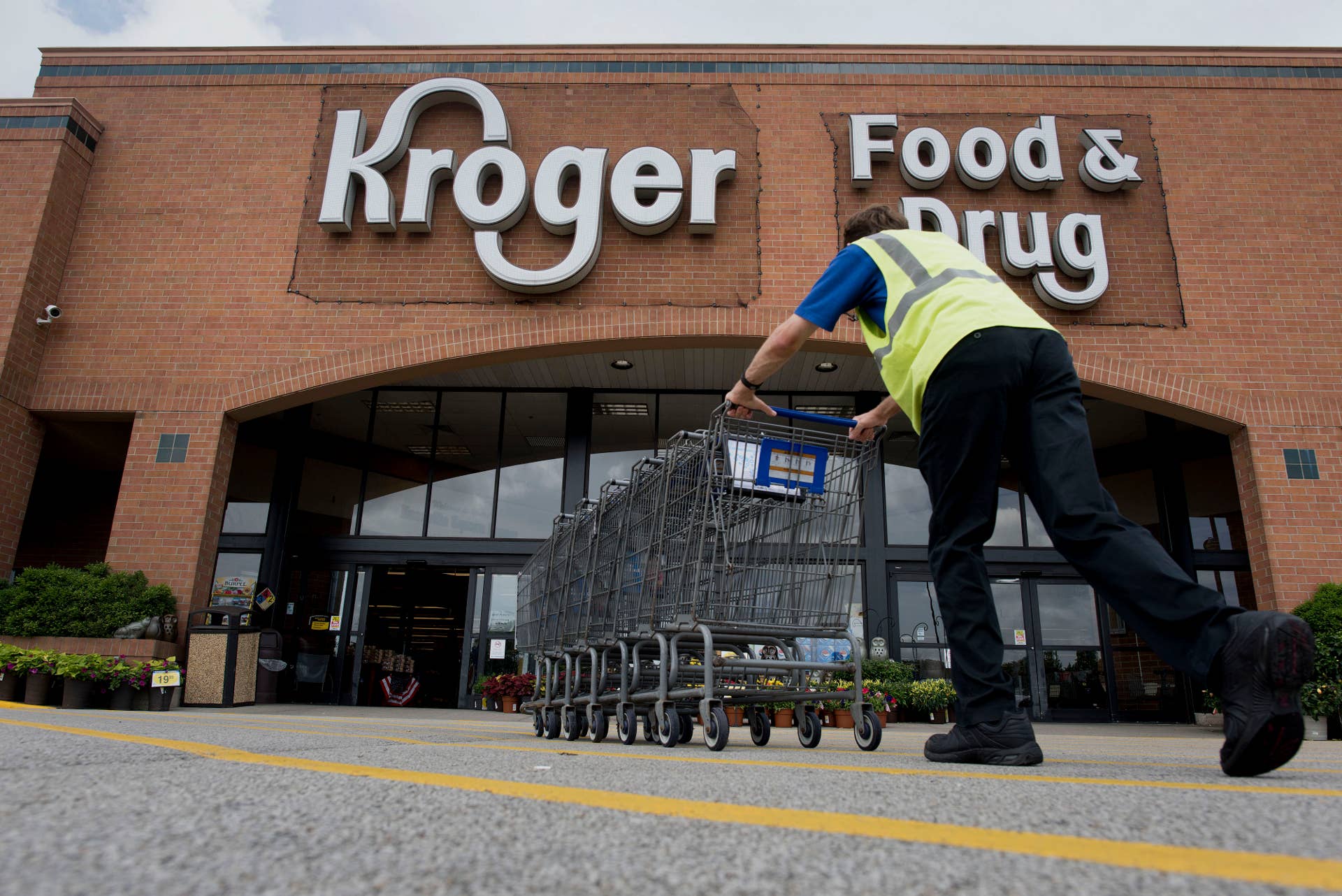Walmart Workers Vanish Overnight and Employees Sound the Alarm - Men's ...