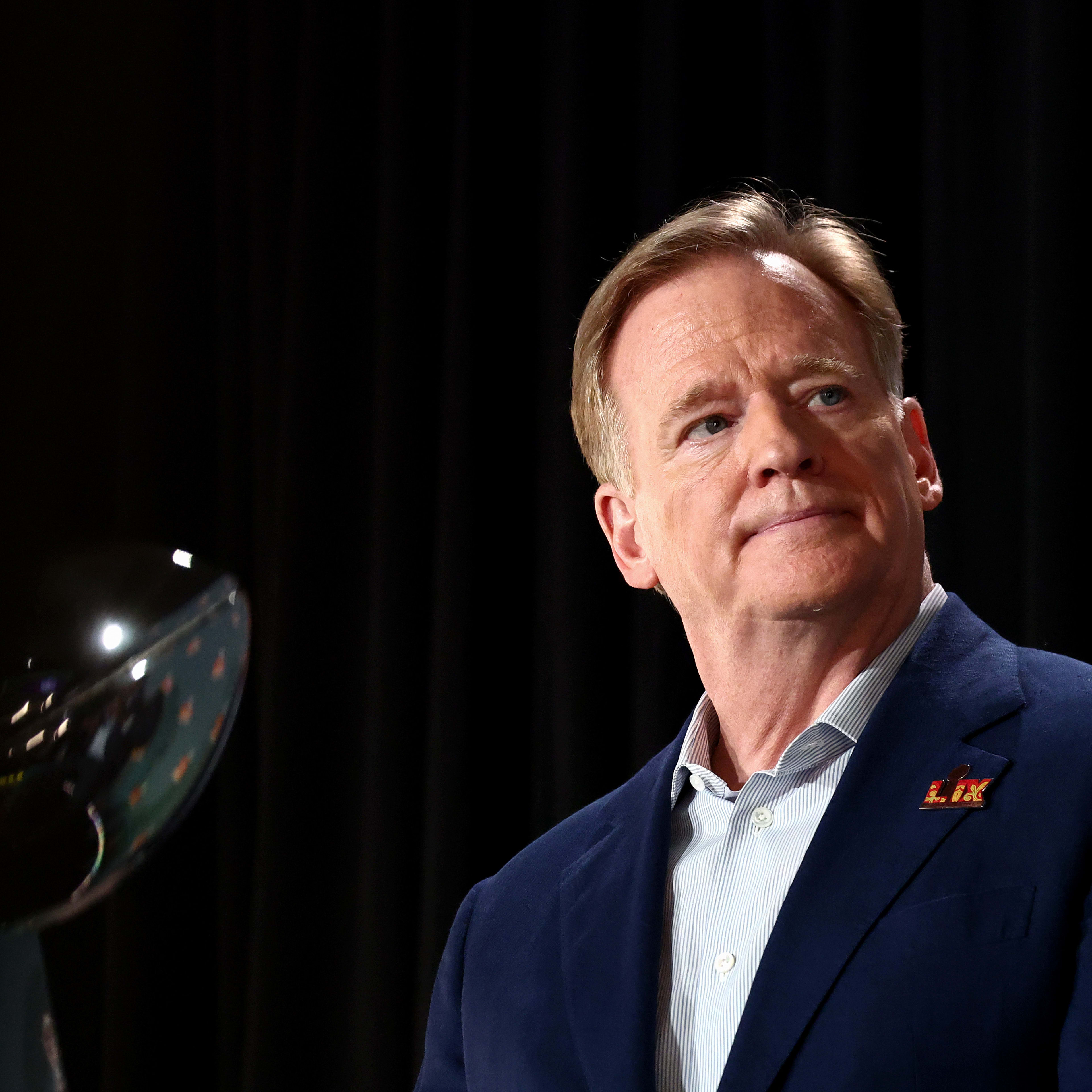 Michelle Pfeiffer Reunites With Her 1992 Catwoman Fit - Men's Journal