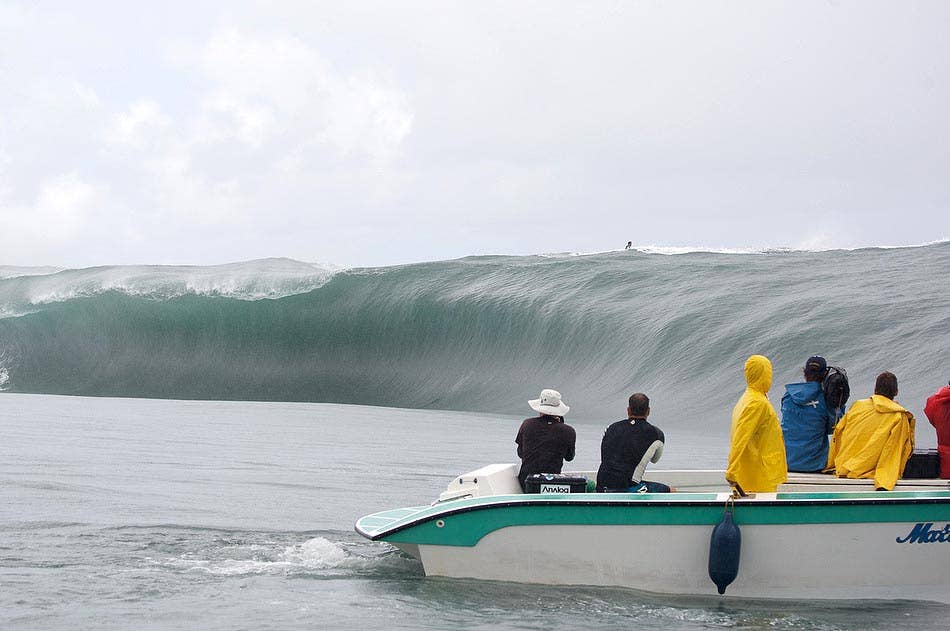 TBT: Massive Code Red Day At Teahupo‘o - Men's Journal