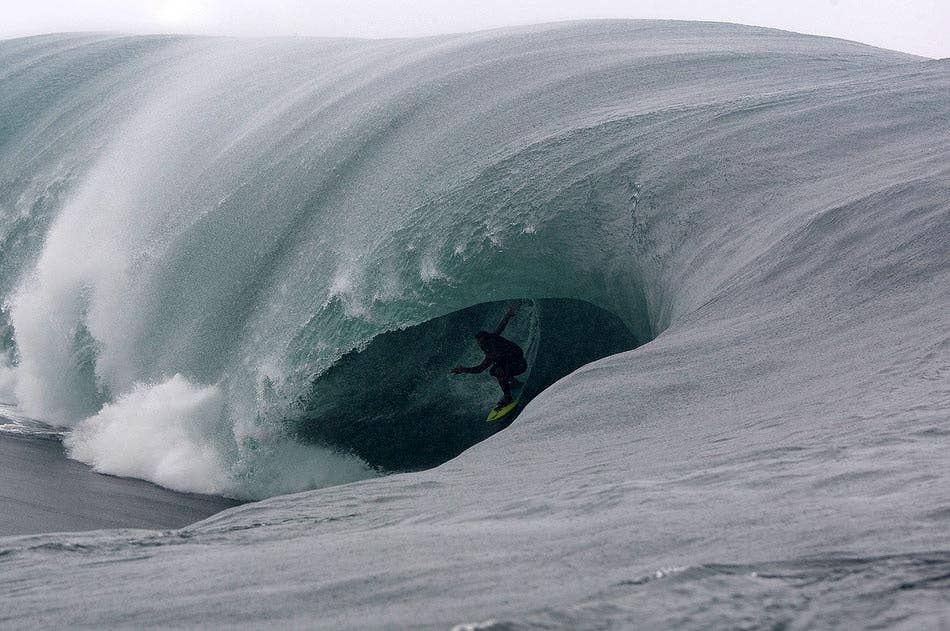 TBT: Massive Code Red Day At Teahupo‘o - Men's Journal