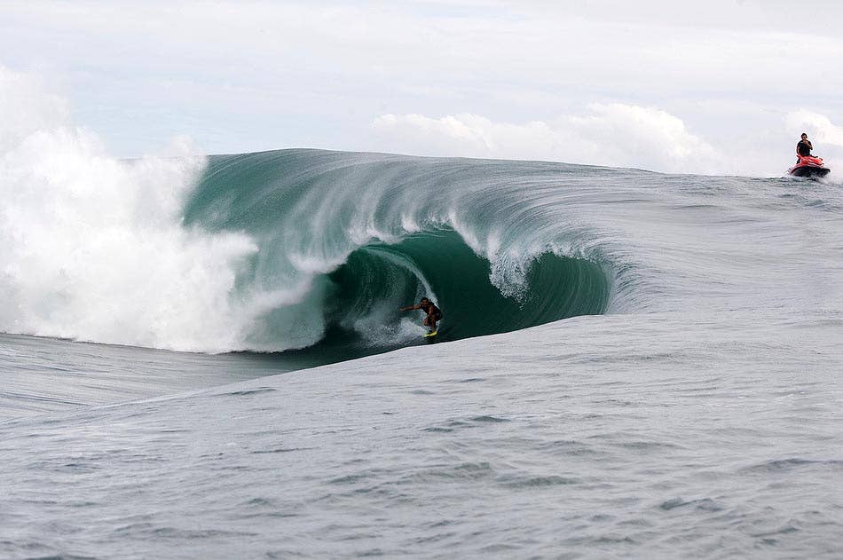 TBT: Massive Code Red Day At Teahupo‘o - Men's Journal