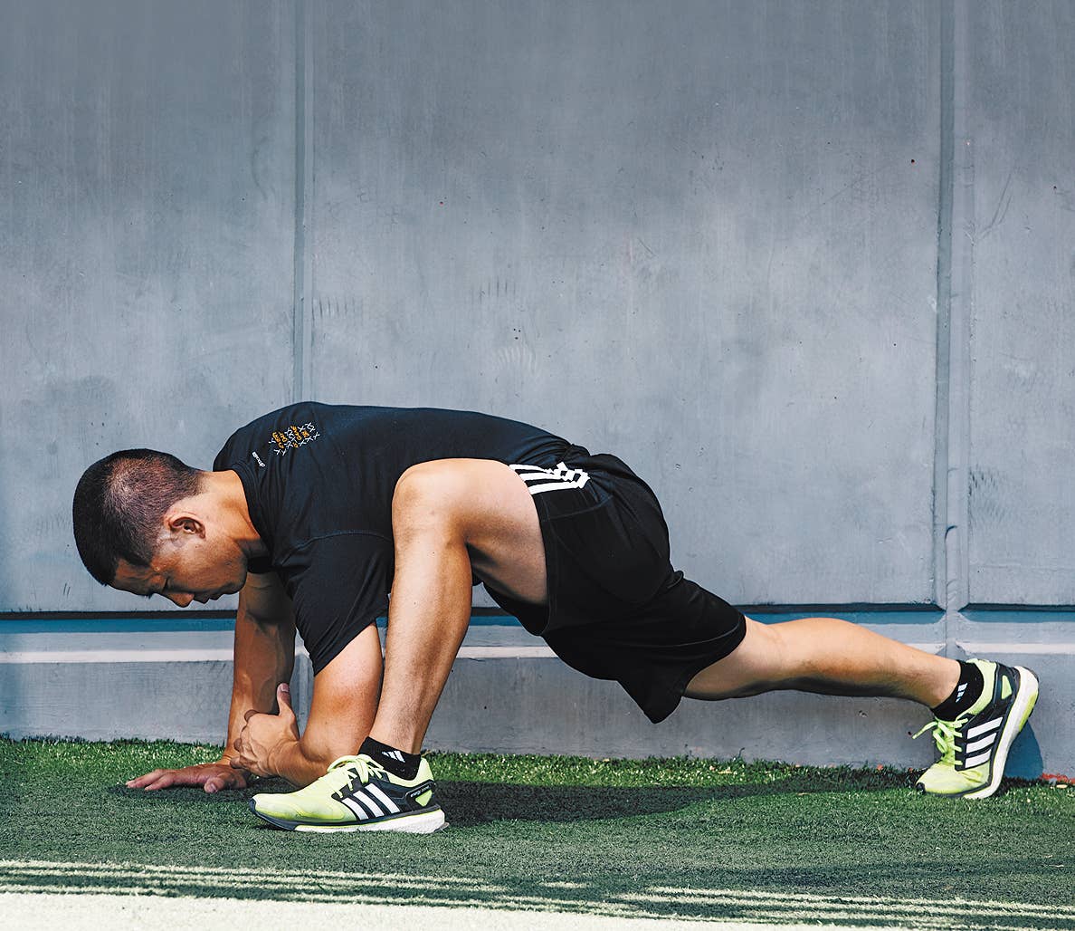 How to Do ‘World’s Greatest Stretch,’ According to Experts - Men's Journal