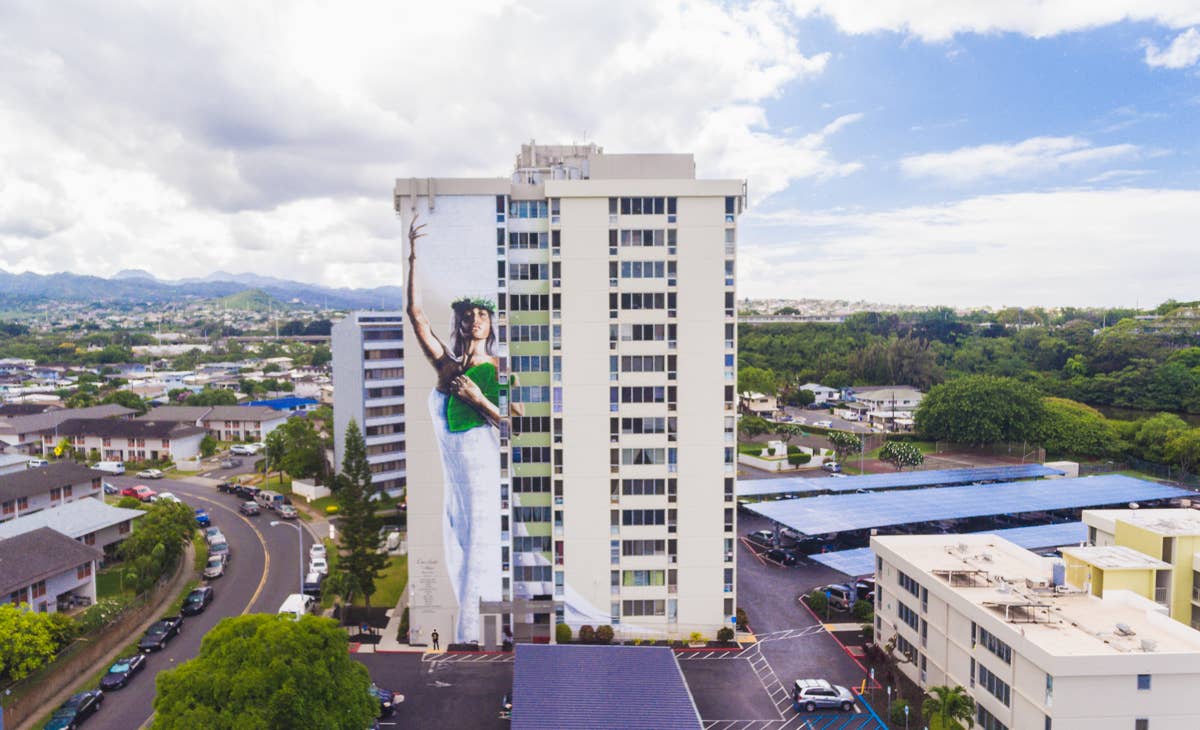 Hawaii street artist paints massive mural to welcome home Hokulea - Men ...