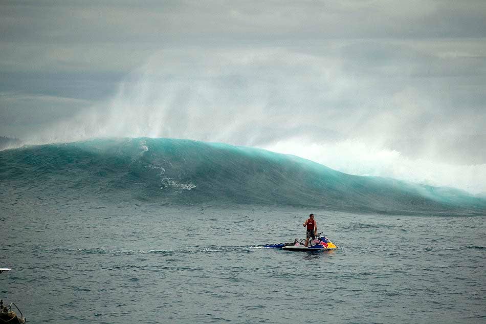 TBT: Cloudbreak Super Swell During The 2012 Volcom Fiji Pro - Men's Journal
