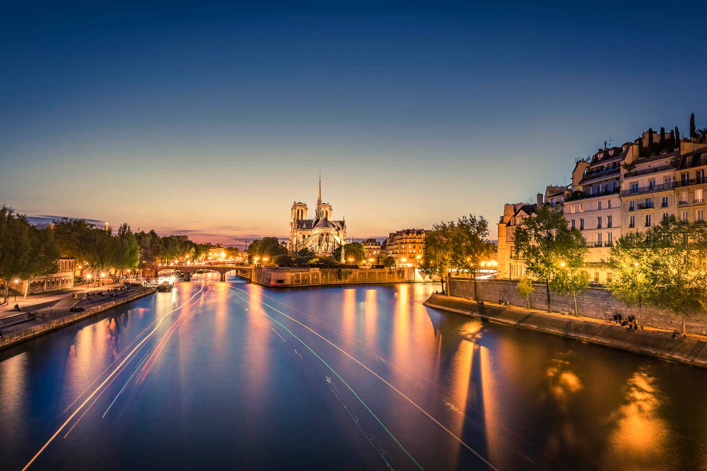 Paris Travel Guide: A 4-day Weekend of Cafés, Cabaret, and Monet - Men ...