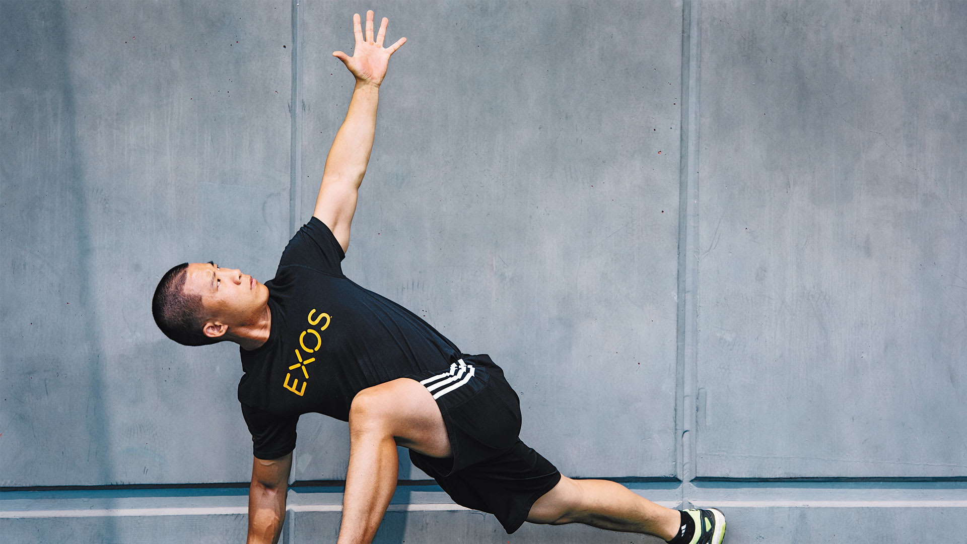 How to Do ‘World’s Greatest Stretch,’ According to Experts - Men's Journal