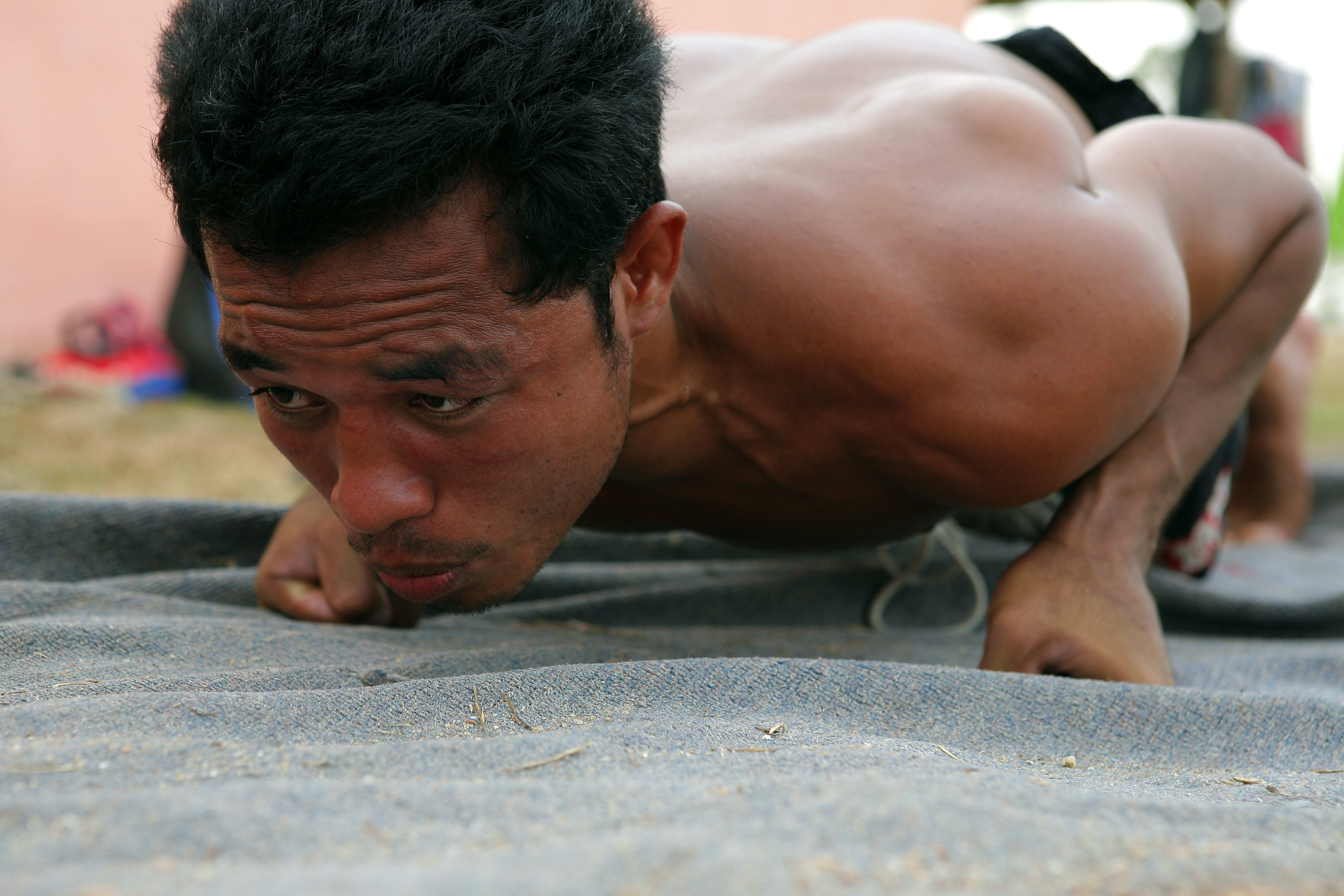 Best Bicep & Back Workouts at Home: Build Muscle With No Equipment - Men's Journal