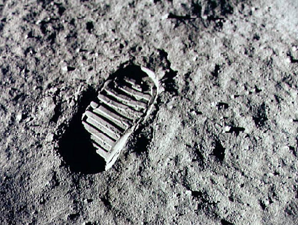 Legendary Reporter Who Covered First Moon Landing Dead at 92 - Men's ...