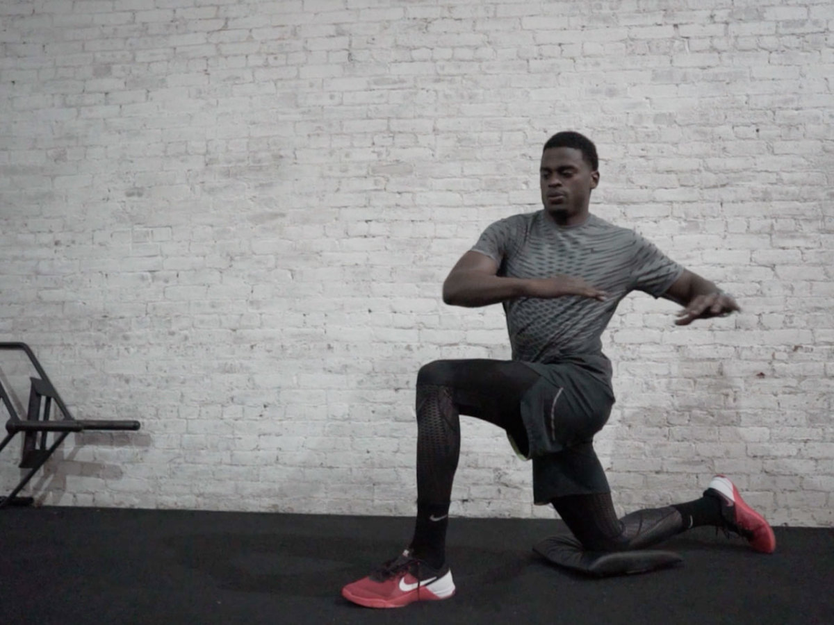 The 5 best stretches to open your hips before lifting